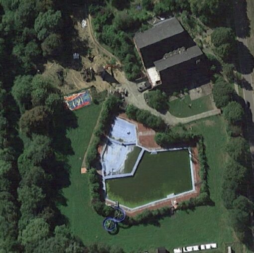 Beaver Swimming Pool / Piscine Castor